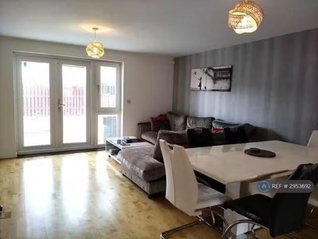 5 bedroom terraced house for rent in Vimy Drive, Dartford, DA1