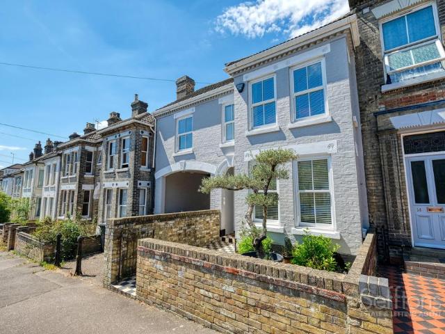 5 bedroom terraced house for sale