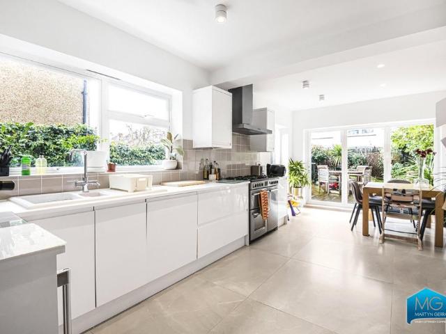 5 bedroom terraced house for sale