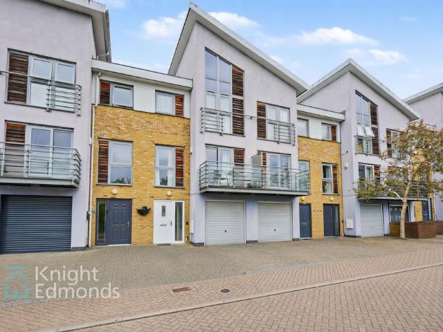 5 bedroom terraced house for sale