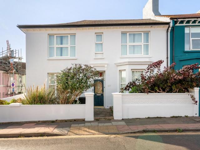 5 bedroom terraced house for sale