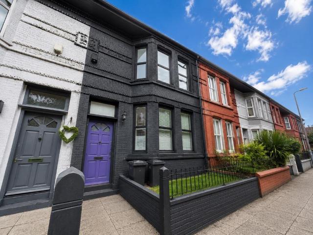 5 bedroom terraced house for sale
