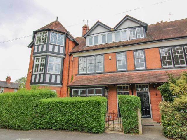 5 bedroom terraced house for sale