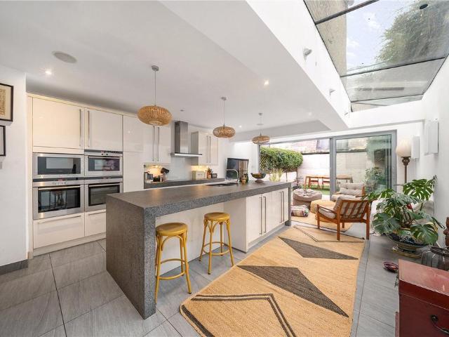 5 bedroom terraced house for sale