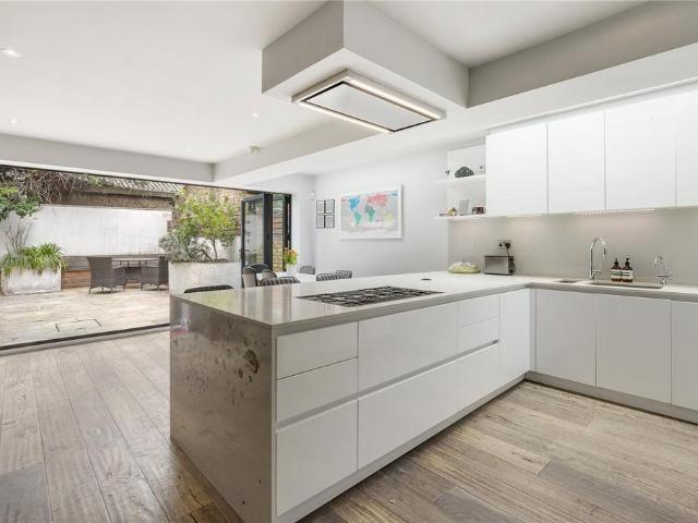 5 bedroom terraced house for sale
