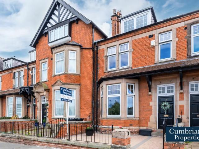 5 bedroom terraced house for sale