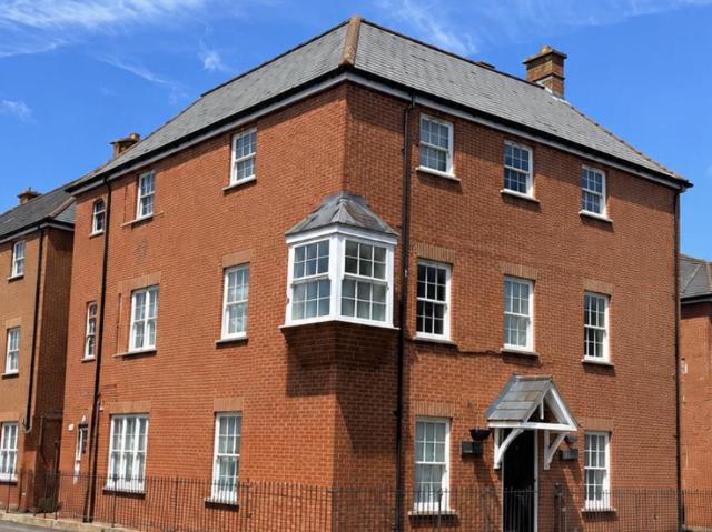 5 bedroom terraced house for sale