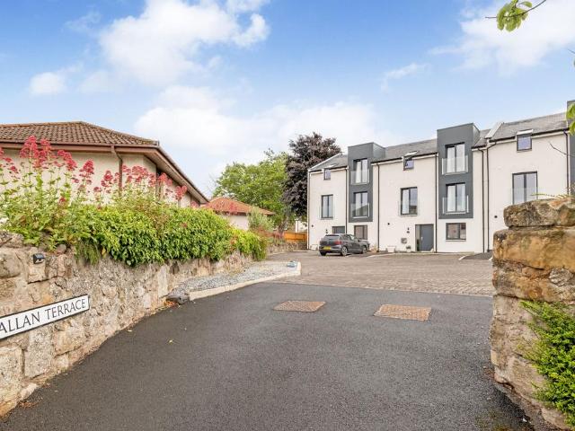 5 bedroom terraced house for sale