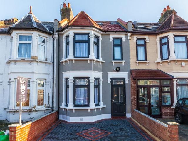5 bedroom terraced house for sale