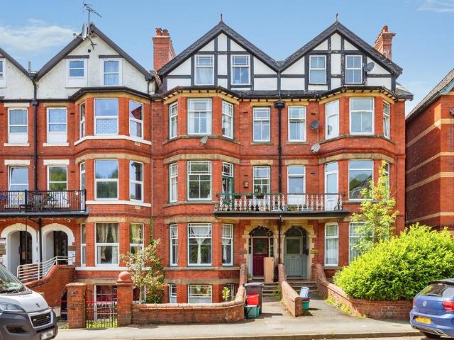 5 bedroom terraced house for sale