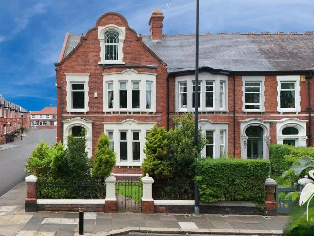 5 bedroom terraced house for sale
