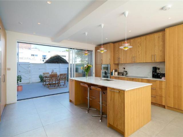 5 bedroom terraced house for sale