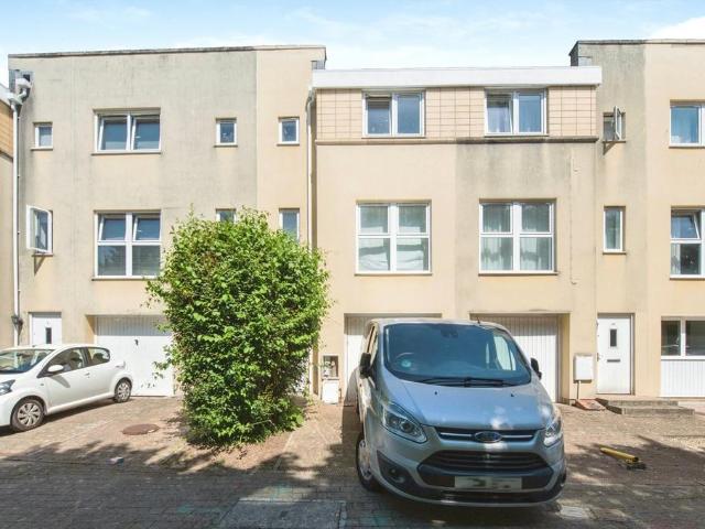 5 bedroom terraced house for sale