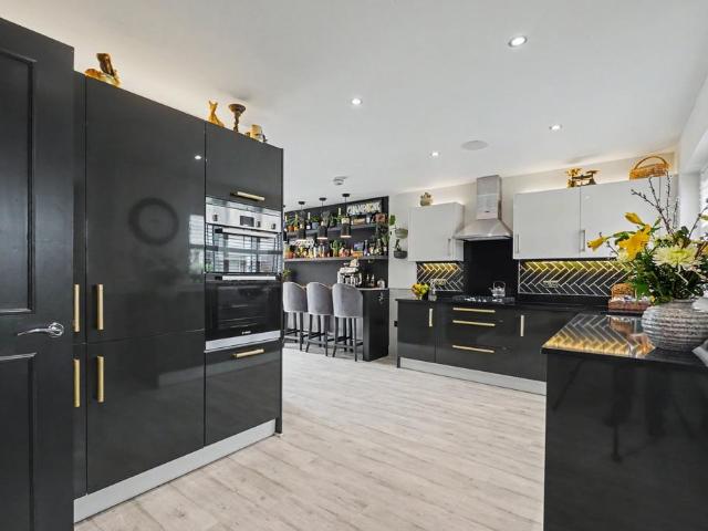 5 bedroom terraced house for sale