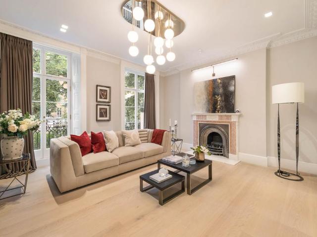 5 bedroom terraced house for sale