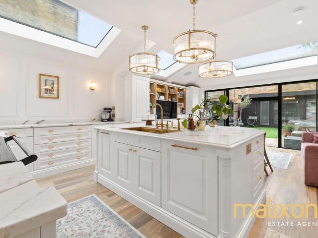 5 bedroom terraced house for sale