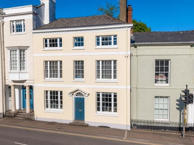 5 bedroom terraced house for sale
