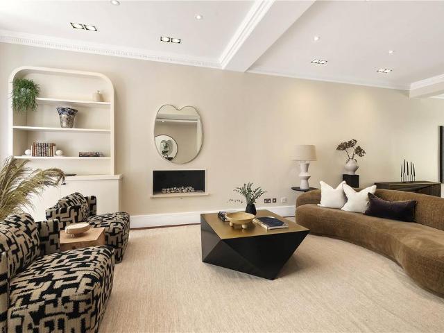 5 bedroom terraced house for sale