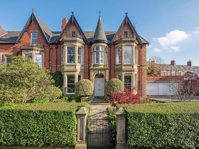 5 bedroom terraced house for sale