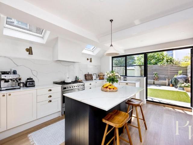 5 bedroom terraced house for sale