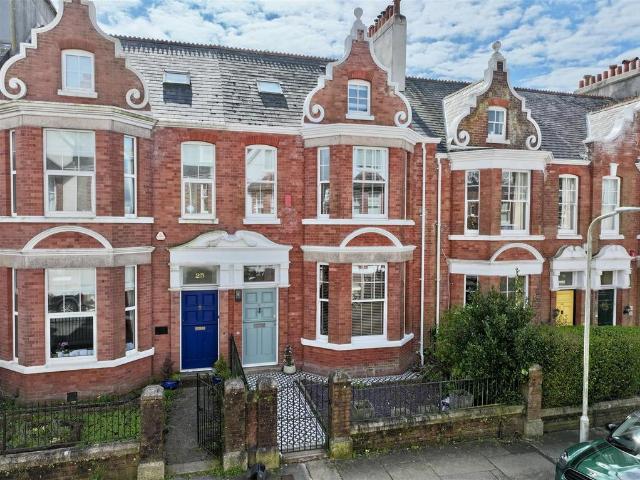 5 bedroom terraced house for sale