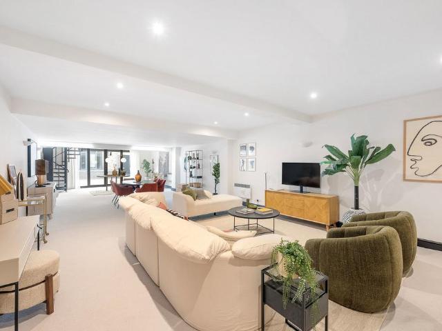 5 bedroom terraced house for sale