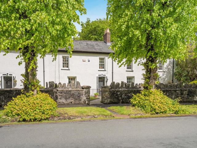 5 bedroom terraced house for sale