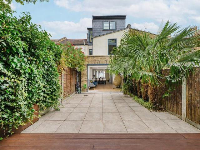 5 bedroom terraced house for sale