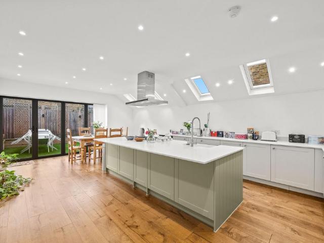 5 bedroom terraced house for sale