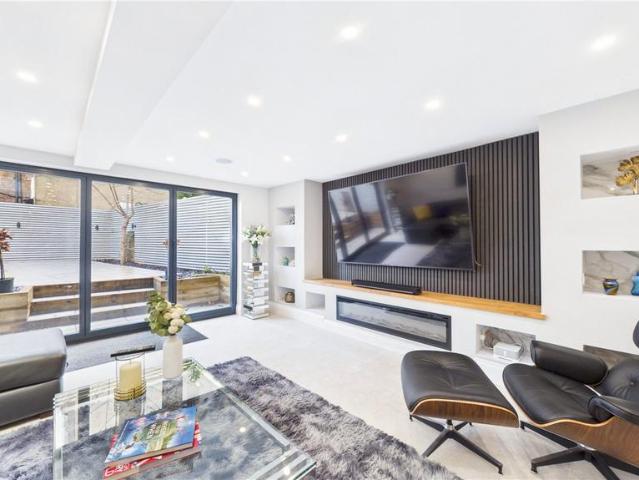 5 bedroom terraced house for sale