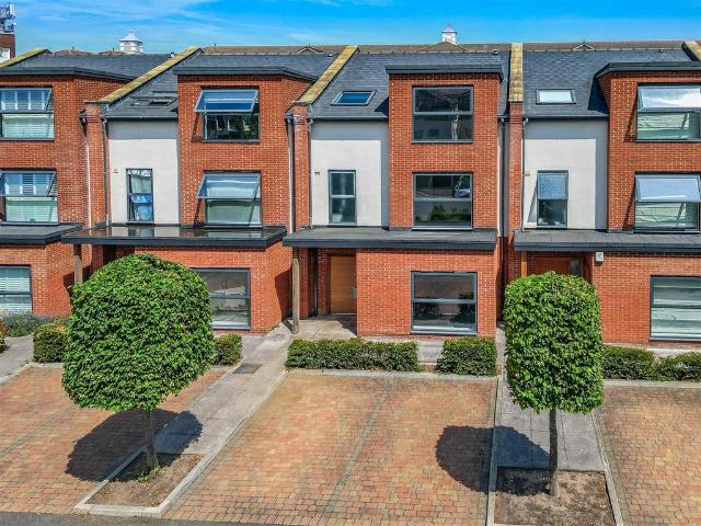 5 bedroom terraced house for sale
