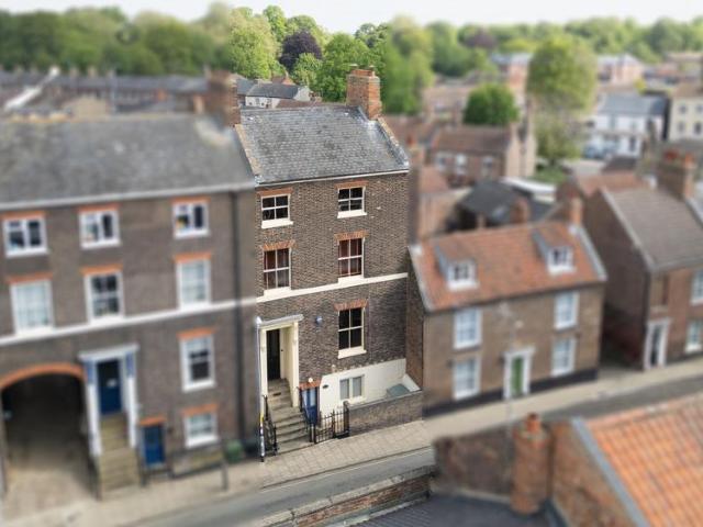 5 bedroom terraced house for sale