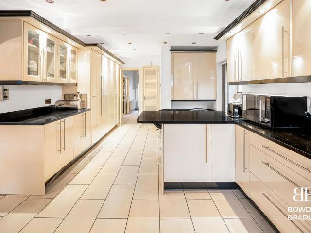 5 bedroom terraced house for sale