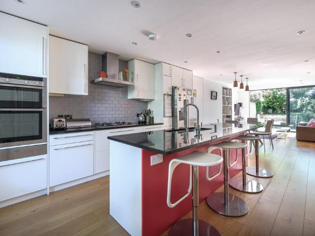 5 bedroom terraced house for sale