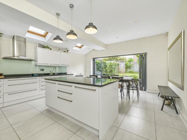 5 bedroom terraced house for sale