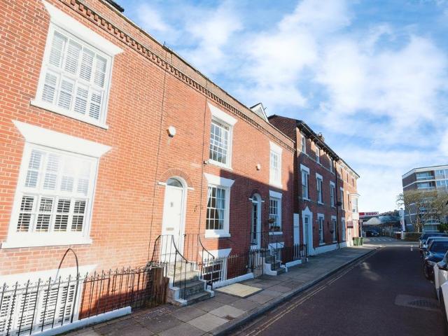 5 bedroom terraced house for sale