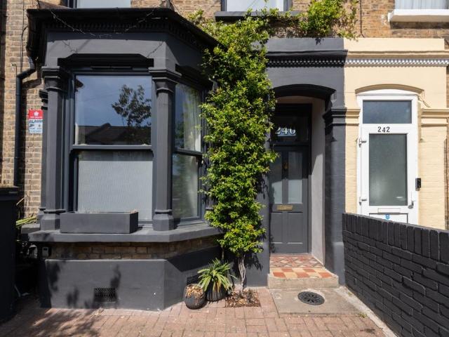 5 bedroom terraced house for sale