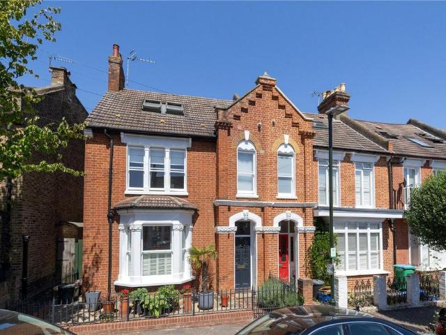 5 bedroom end of terrace house for sale