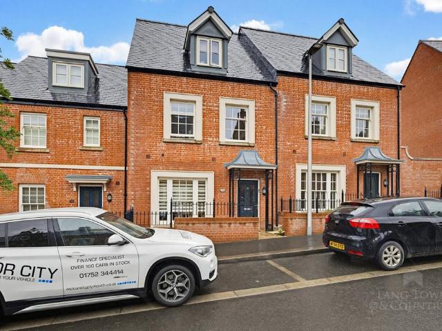 5 bedroom terraced house for sale