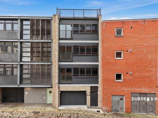 5 bedroom terraced house for sale