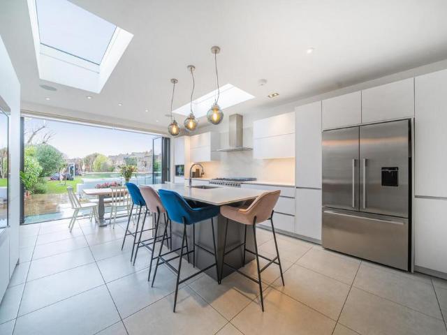 5 bedroom terraced house for sale