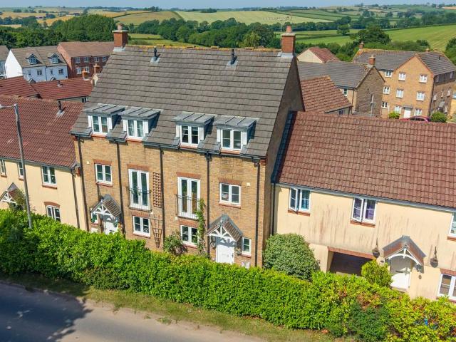 5 bedroom terraced house for sale
