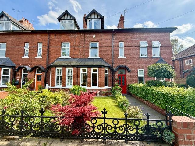 5 bedroom terraced house for sale