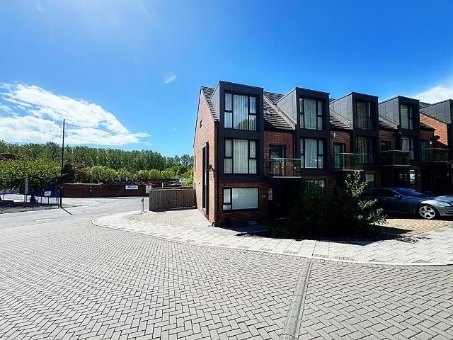 5 bedroom terraced house for sale
