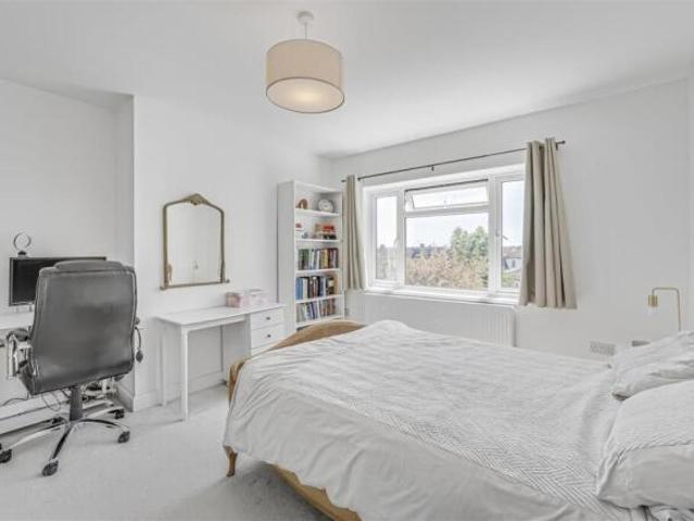 5 bedroom terraced house for sale in Bramshaw Rise, KT3
