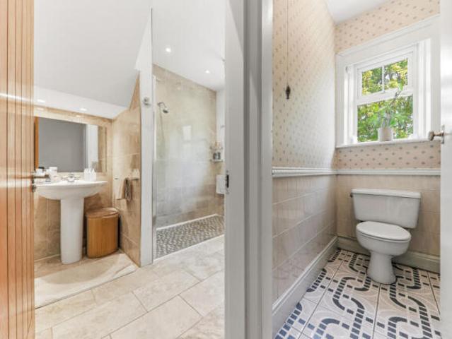 5 bedroom terraced house for sale in Buckstone Drive, Leeds, LS19