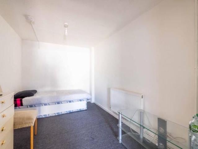 5 bedroom terraced house for sale in Goodman Park, Slough, SL2
