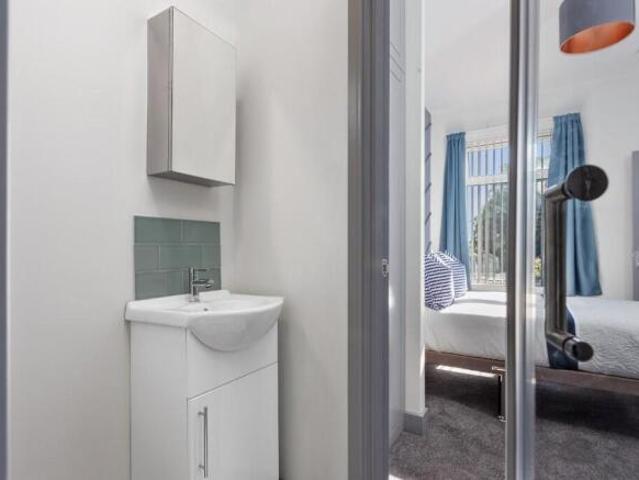 5 bedroom terraced house for sale in Earlesmere Avenue, Doncaster, DN4
