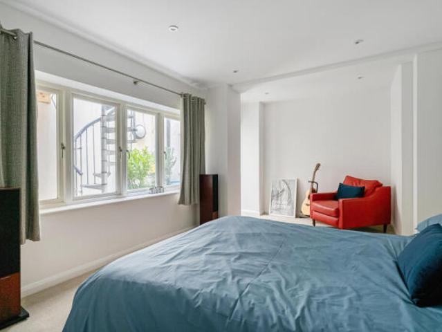 5 bedroom terraced house for sale in Hampton Court Road, East Molesey, KT8