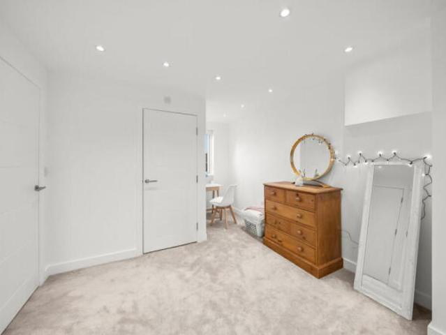 5 bedroom terraced house for sale in Osborne Road, London, NW2
